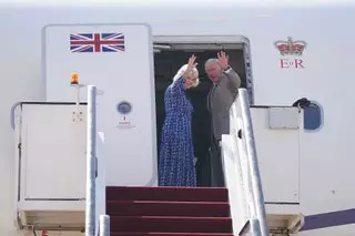 ເຈົ້າຊາຍ Charles ແລະ Duchess of Cornwall ຢູ່ສະຫນາມບິນສາກົນ Queen Alia ກ່ອນທີ່ຈະອອກຈາກຈໍແດນເພື່ອບິນໄປອີຢິບ