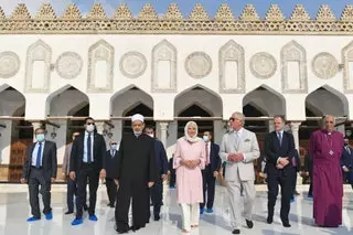 Ŝejko Ahmed AlTayeb kun Princo Karlo kaj la Dukino de Cornwall post ilia alveno ĉe la Moskeo AlAzhar en Kairo