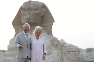 ເຈົ້າຊາຍ Charles ແລະ Duchess of Cornwall ຢູ່ຕໍ່ຫນ້າ sphinx ໃນເຂດນອກເມືອງ Cairo ປະເທດເອຢິບ