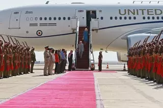 El príncep Carles i la duquessa de Cornualla desembarquen el seu avió Airbus KC2 Voyager de la Royal Air Force al seu...