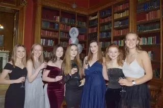 Abigail Whittham Madeline Brady Erin Phoenix Isobel Griffiths Molly Bond Harriet Shaw ve Katie Battishil