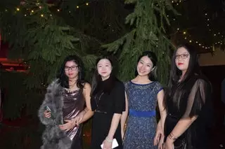 Hailey Zhong Rose Zhao Vicki Li ndi Christine Sun