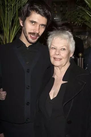 Ben Whishaw naDame Judi Dench