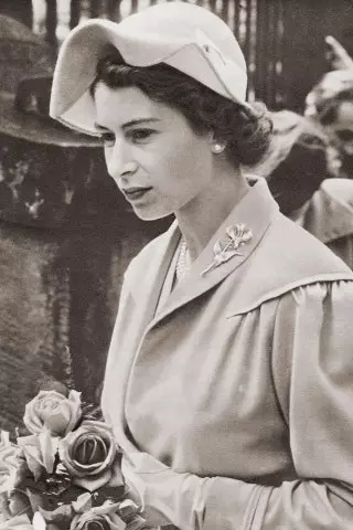 Per jos 21-ąjį gimtadienį 1947 m. princesei Elizabeth buvo įteikta Zimbabvės vaikų sagė „FlameLily“. Tai buvo...