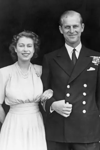 Den 10. juli 1947, dagen efter deres forlovelse blev annonceret, blev prinsesse Elizabeth set iført sin nye forlovelsesring...