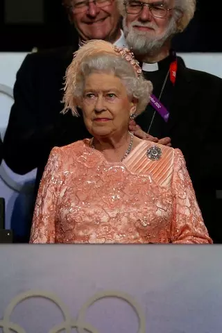 Si Queen Elizabeth II nagsul-ob sa Queen Adelaides Brooch sa panahon sa iyang pagsulod sa pelikula kauban si James Bond alang sa pag-abli sa 2012 ...