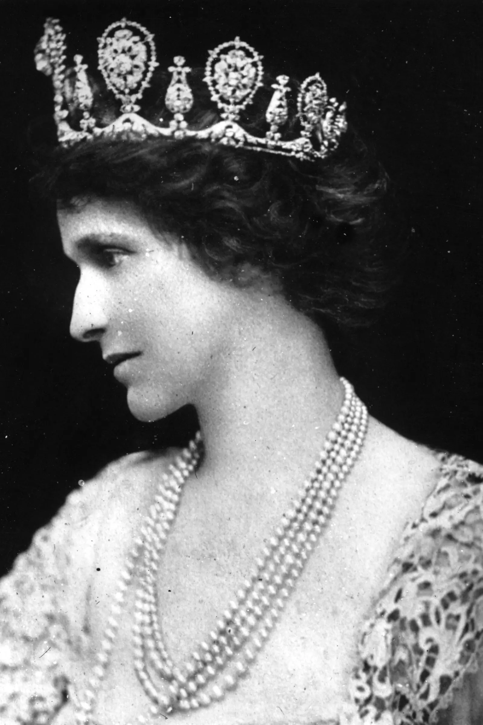 Yr Is-iarlles Nancy Astor yn gwisgo'r Sancy Tiara tua 1917