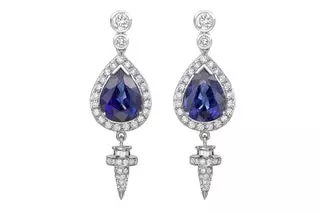 Anting Theo Fennell Empress dalam emas putih dengan batu safir dan berlian POA theofennell.com