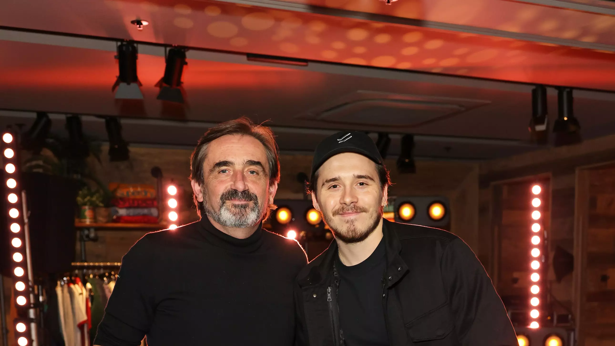 Brooklyn Beckham é festejado como novo embaixador da Superdry com festa na Oxford Street