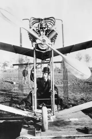 Alberto SantosDumont a bordo del suo aereo n. 15 nel 1907