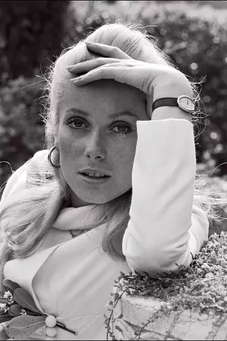 Catherine Deneuve al Festival Internazionale del Cinema di Cannes nel 1965 indossa il suo orologio preferito, il modello Baignoire.