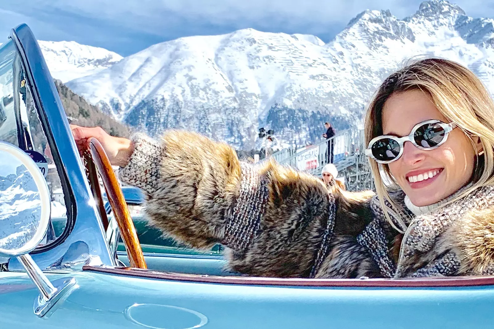 D'Helena Bordon hëlt déi chic Pelz luxuriéis Autoen an atemberaubend Landschaft zu St. Moritz