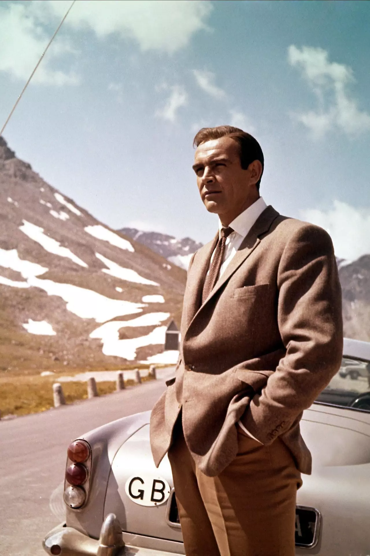 Sean Connery Sveitsin Alpeilla kuvattaessa Gold Finger -elokuvaa vuonna 1964.