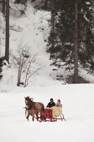 Luminen idylli hevosvetoinen rekimatka läpi talven ihmemaan eli St. Moritzin.