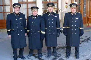 El equipo de conserjería del Badrutts Palace Hotel, el histórico hotel de lujo que abrió sus puertas en 1896.