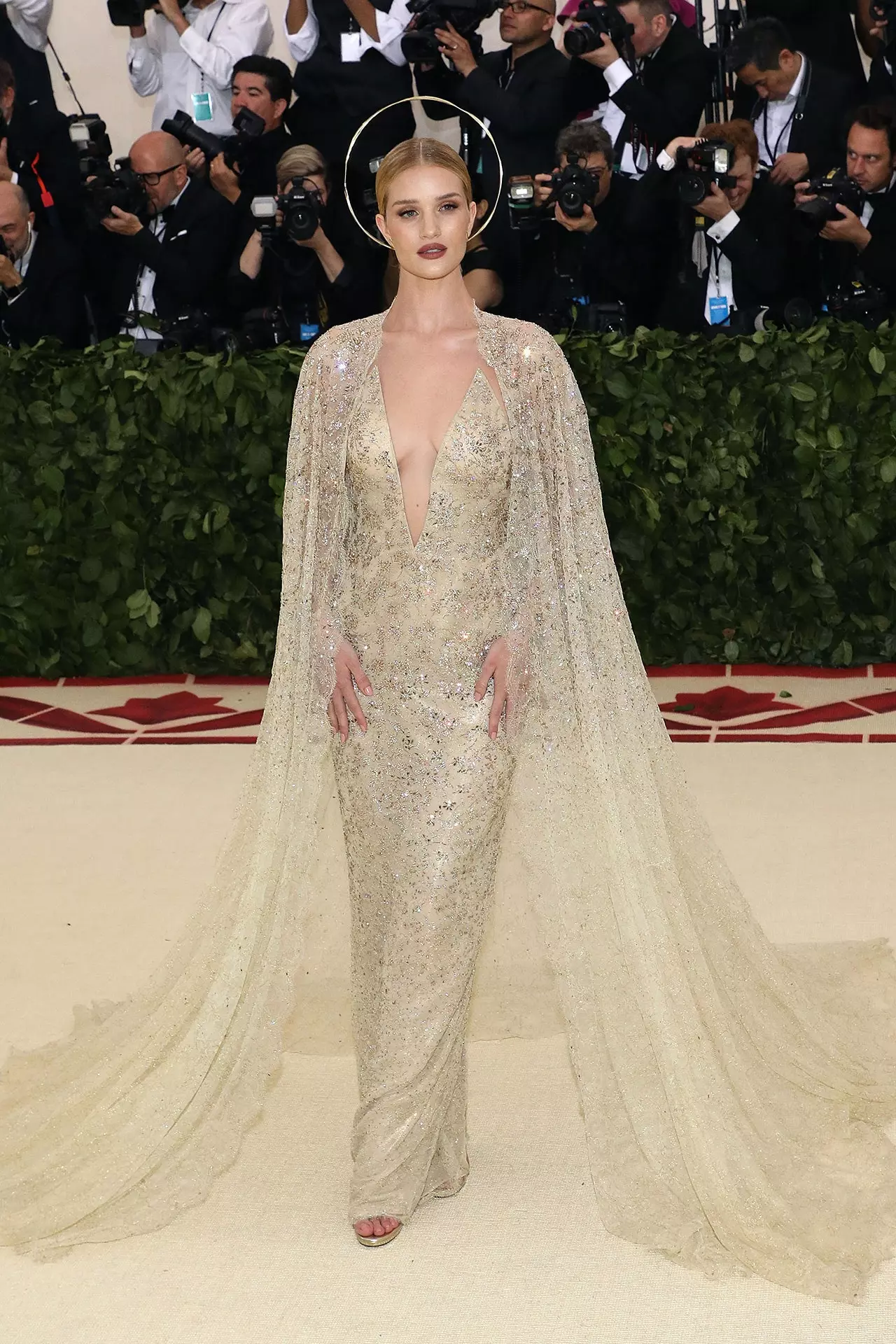 Rosie HuntingtonWhiteley 2018 'Heavenly Bodies' Met Gala හිදී