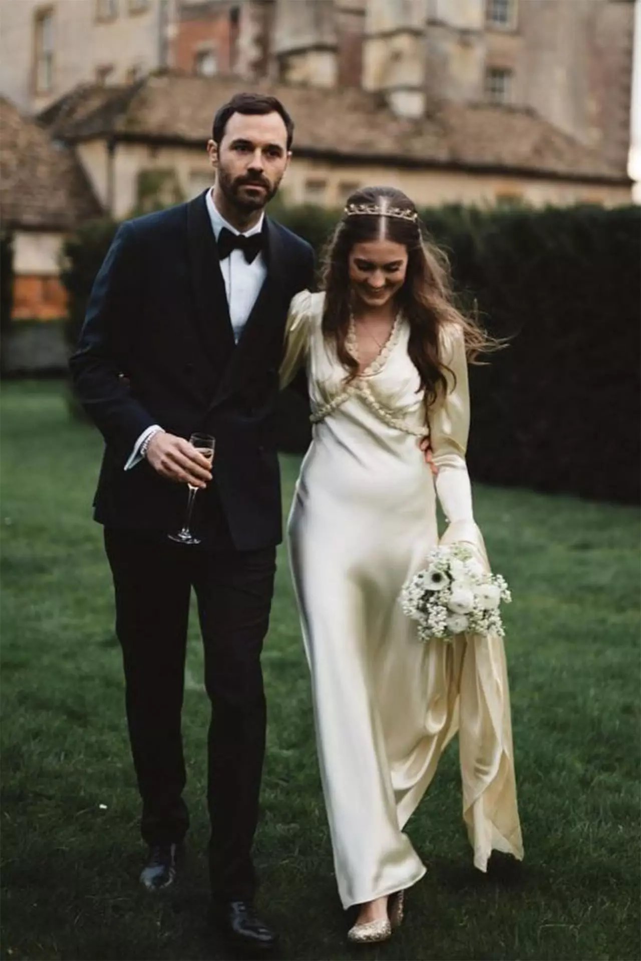 Molly Whitehall y su esposo Toby Wilkinson el día de su boda