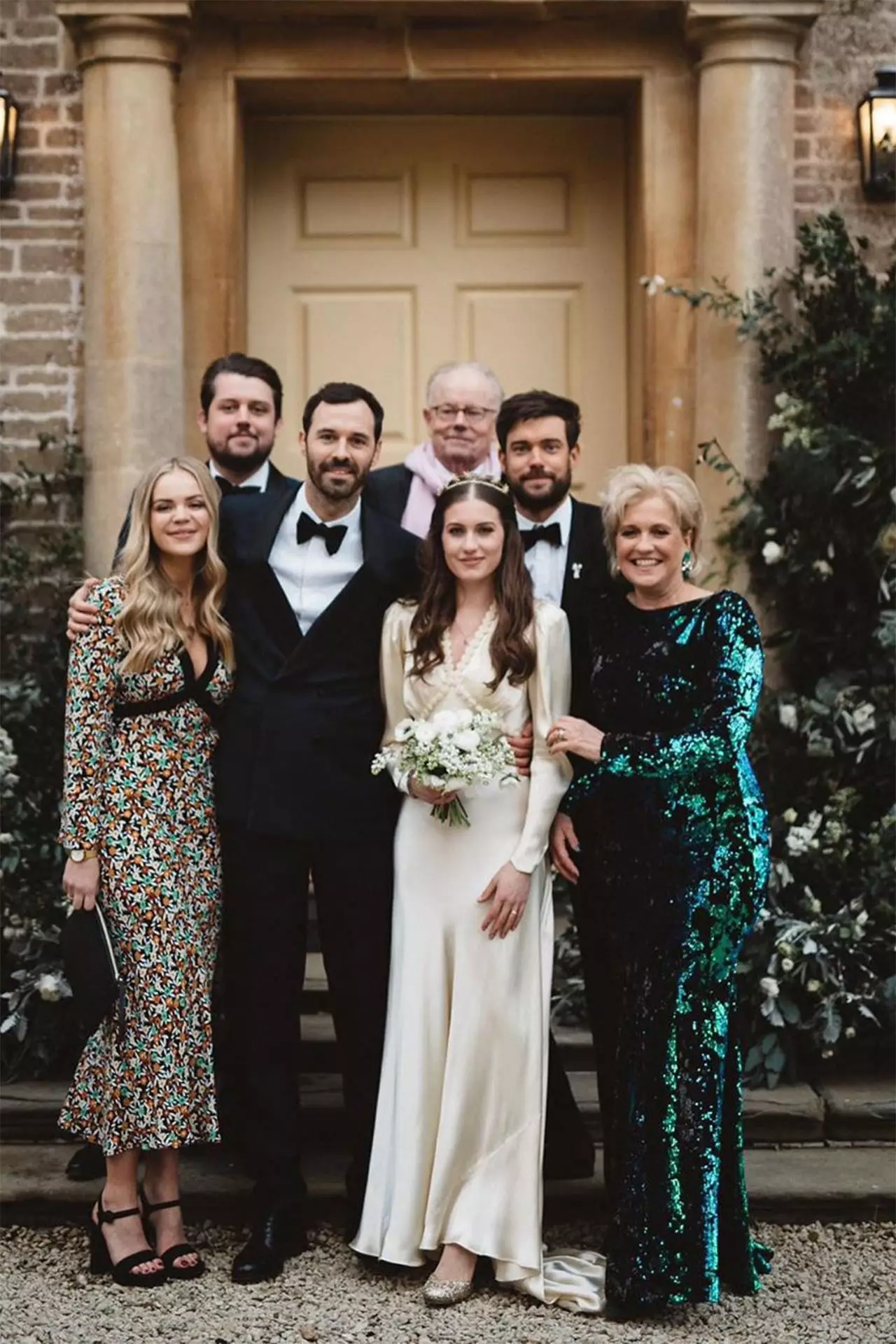 Molly Whitehall y Toby Wilkinson rodeados de familiares el día de su boda