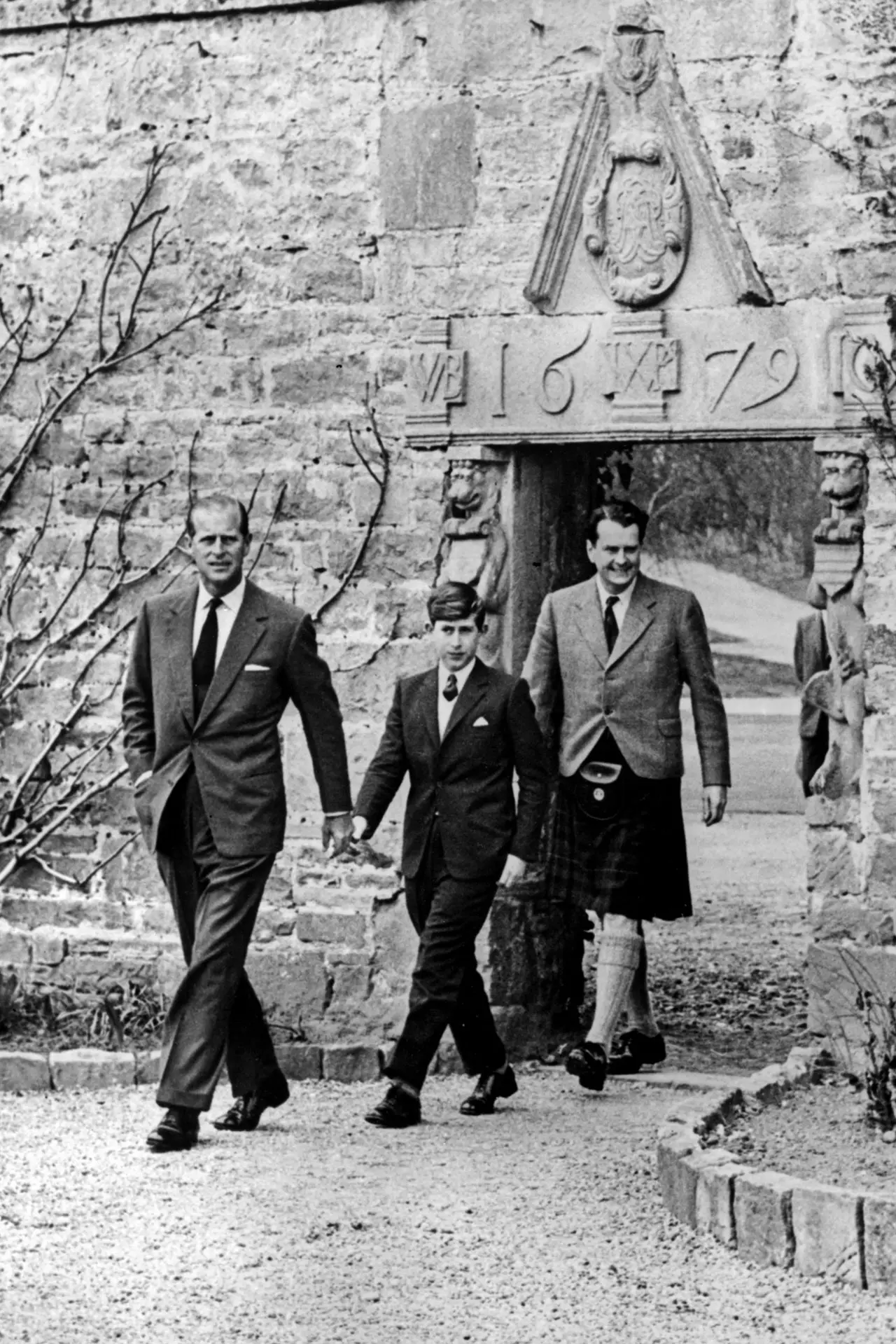 Prins Philip med prins Charles og kaptajn Iain Tennant, formand for bestyrelsen på Gordonstoun School 1960