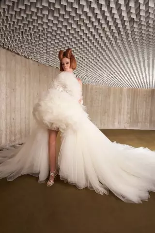 Giambattista Valli Valli continue d'être le rêve nuptial avec une surcharge de mousse de tulle et de plumes jetées ensemble...