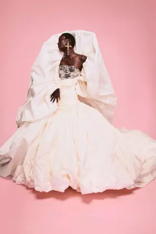 Schiaparelli Le look nuptial final consistait en 70 mètres de taffetas plissé blanc avec une cape avec un...