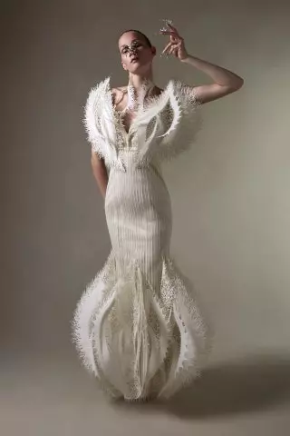 Iris van Herpen fait toujours des vagues et repousse les limites Van Herpen est le designer de choix si vous voulez aller...