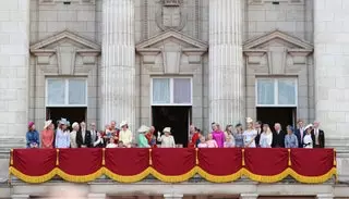 Královská rodina na balkoně Buckinghamského paláce obdivována z dálky