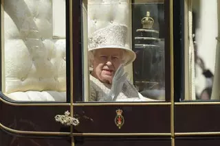 La reina saluda des del seu carruatge reial