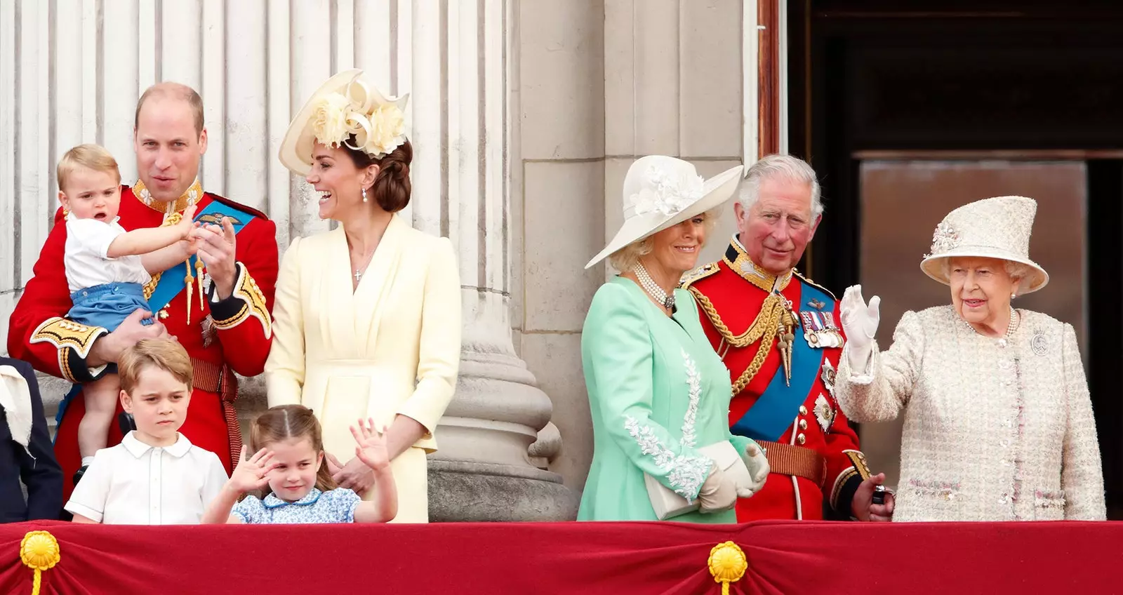 Ducele și ducesa de Cambridge Prințul Louis Prințul George Prințesa Charlotte Ducesa de Cornwall Prințul Charles...