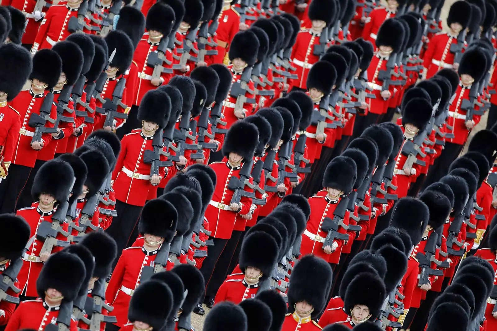 Membrii Gărzilor Grenadier efectuează la parada Horseguards 2019