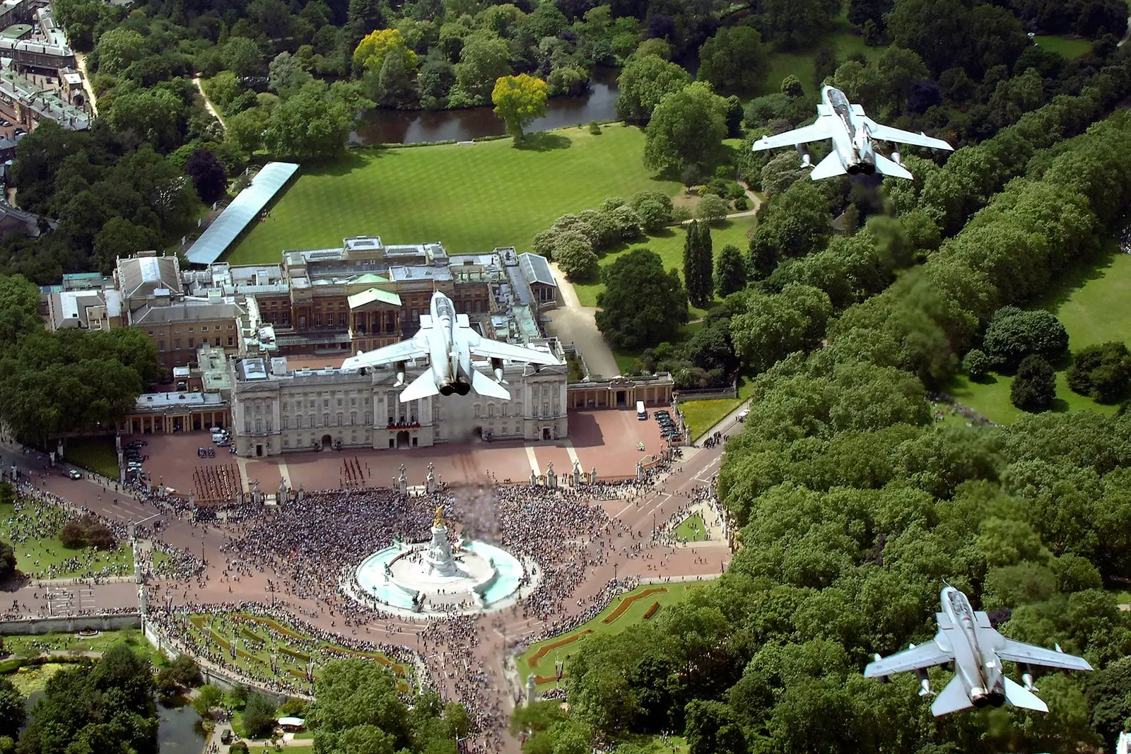 Royal Air Force a trecut peste Palatul Buckingham. Flypast-ul a implicat 55 de aeronave, cel mai mare număr de mulți ani...