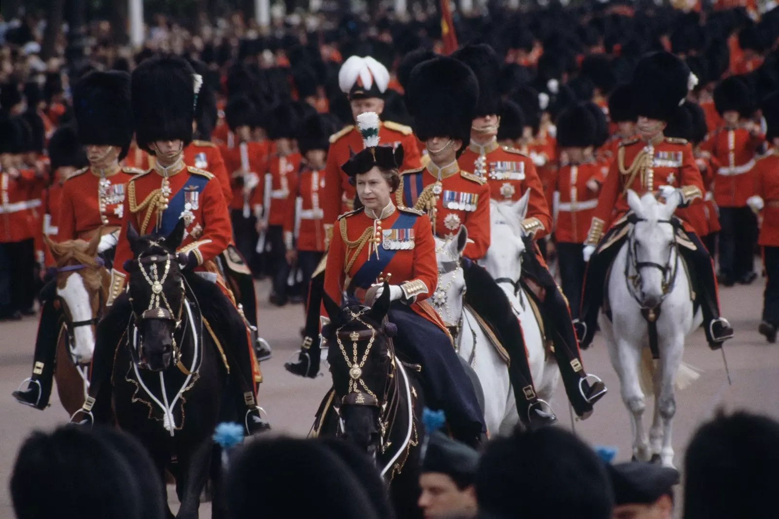 Королева верхом на лошади во время шествия Trooping the Colour, 1981 год.