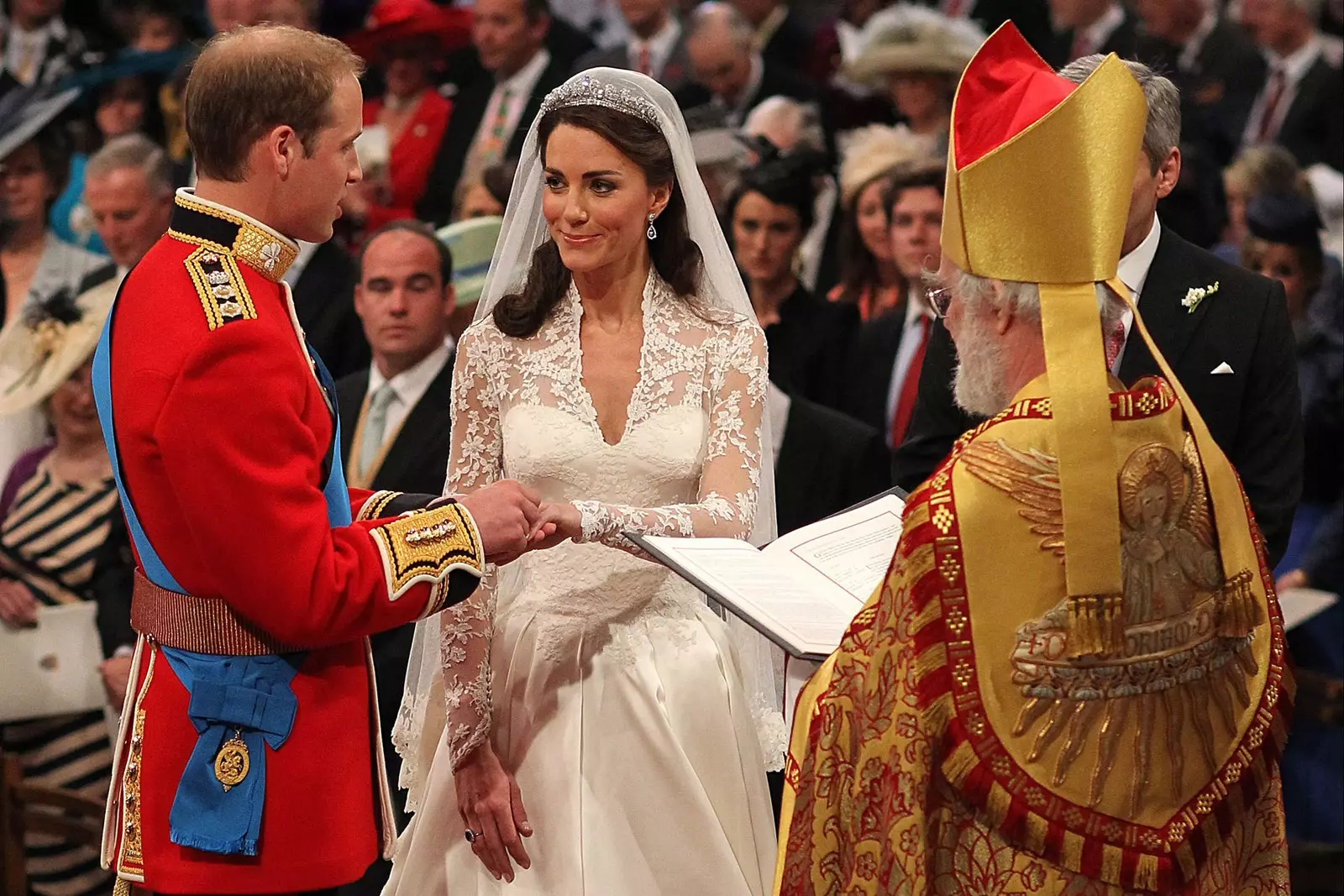 Prints William ja Kate Middleton vahetavad oma pulma ajal sõrmuseid Canterbury peapiiskopi ees...