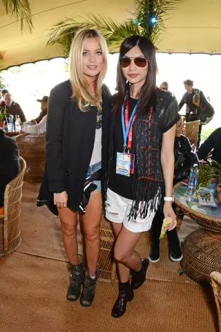 Laura Whitmore ja Gemma Chan