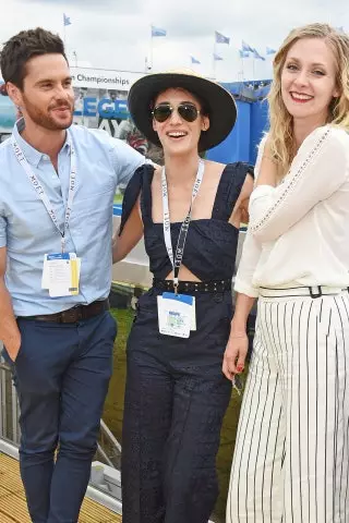 Tom Riley Lizzy Caplan en Portia Freeman