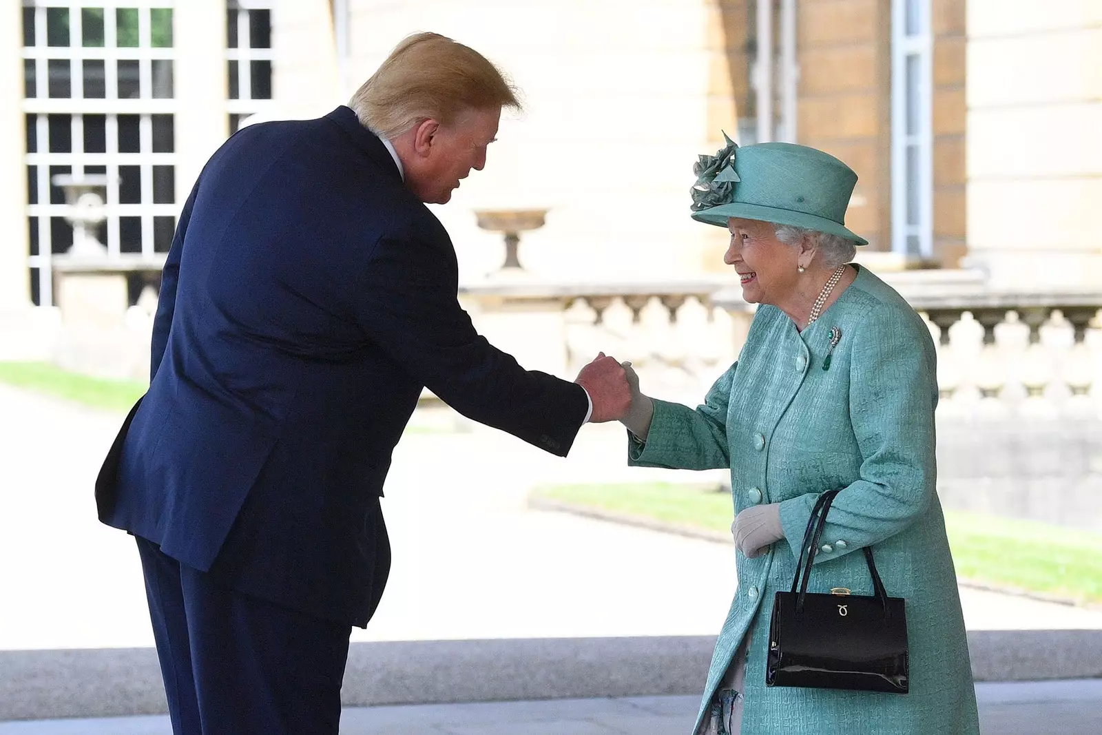 Umwamikazi asuhuza Donald Trump mu ngoro ya Buckingham muri 2019