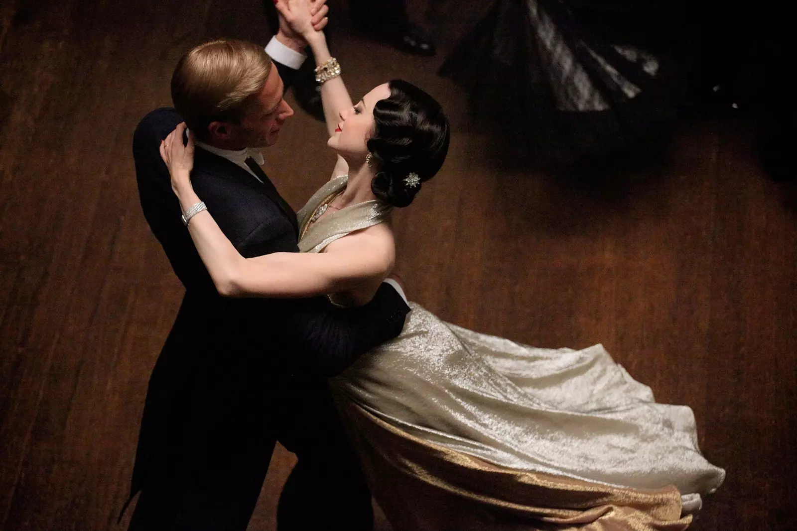 D'Andrea Riseborough spillt Wallis Simpson nieft dem James D'Arcy am W.E.