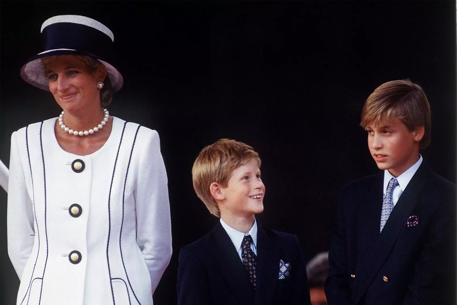 Ang yumaong Diana Princess of Wales Kasama sina Princes Harry at William1995