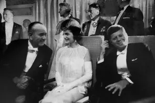 JFK na Jackie Kennedy na-akparịta ụka na Lyndon Johnson na Kennedy's Inaugural Ball 1961