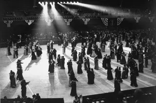 Tamu nari di lantai ballroom salila bal perdana Harry S. Truman urang 1949