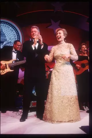 Nandihy teo ambony lampihazo i Bill sy Hillary Clinton tamin'ny 1997