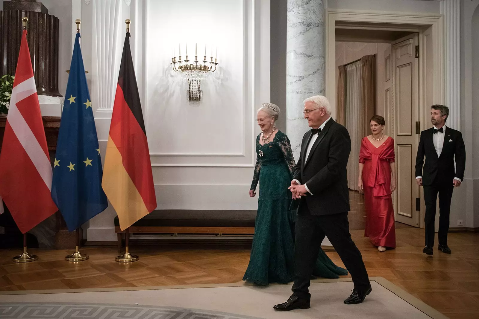 Den däitsche President FrankWalter Steinmeier mat der Kinnigin Margrethe vun Dänemark gefollegt vum Krounprënz Frederik an der First Lady ...