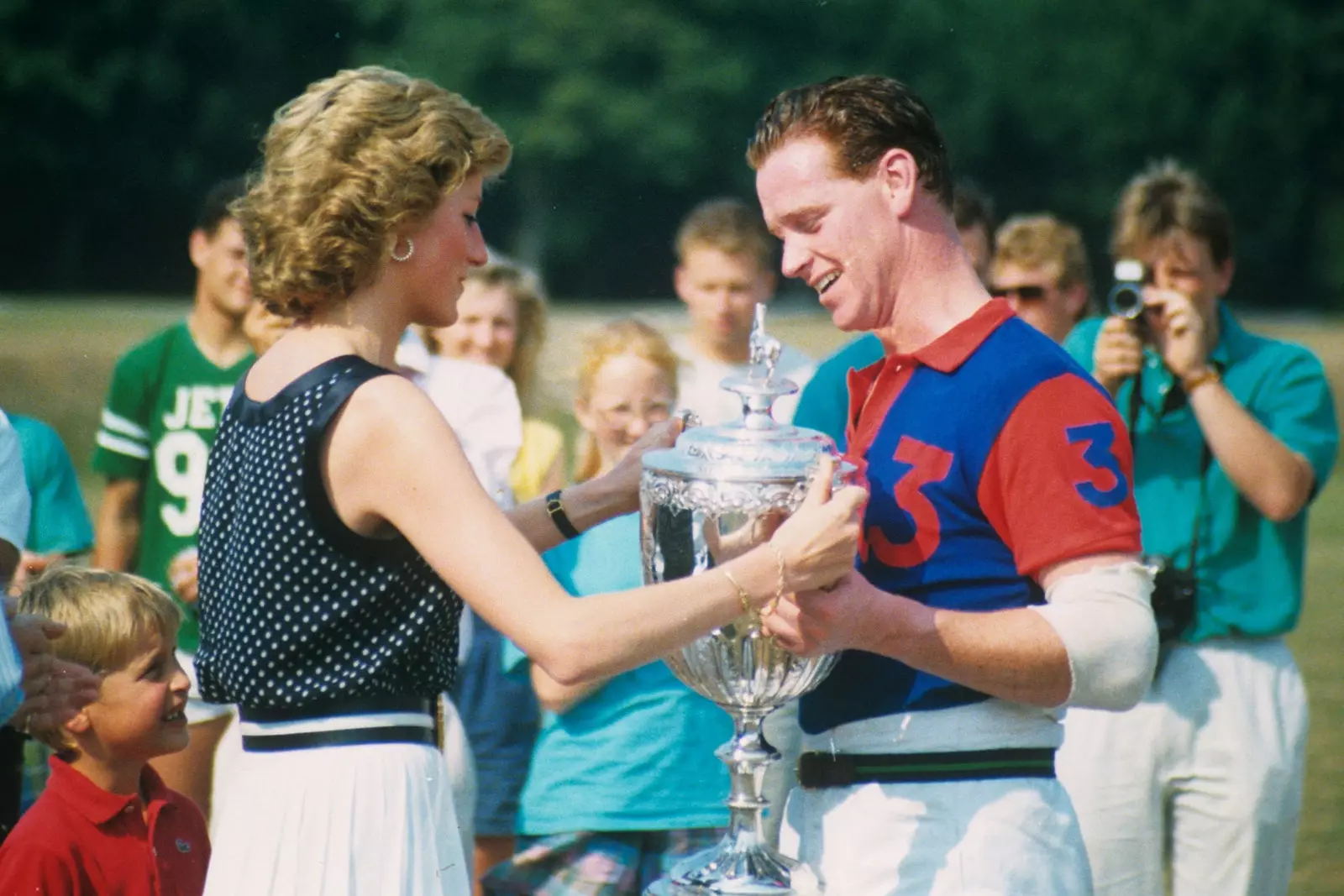 Princese Diāna un princis Viljams pasniedz trofeju majoram Džeimsam Hjūitam 1989. gada Interremental Polo čempionātā