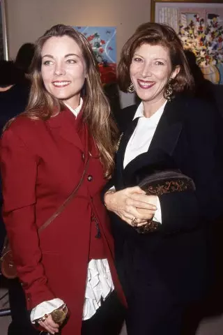 Theresa Russell an Nona Summers