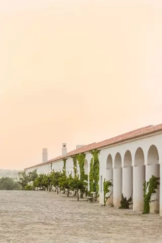 Sāo Lourenço do Barrocal Hanya dua jam di timur Lisbon São Lourenço do Barrocal ialah abad ke-19 yang telah dipulihkan dengan hebat...