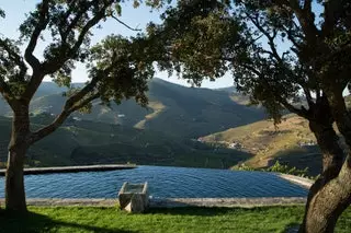 Quinta da Côrte Maličký Quinta da Côrte stojí vysoko nad riekou Douro, ktorá sa hadí cez strmé vinič...