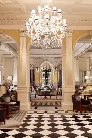 Claridge's Kini ang hotel nga among balikan balik-balik nga makapahupay nga makapahupay ug nagtulo sa karaan nga eskwelahan nga cool labi na ...