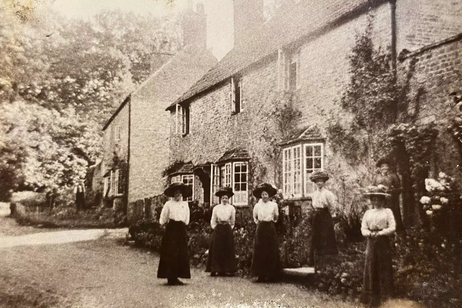 Ženy mimo domky High Wood kolem roku 1912