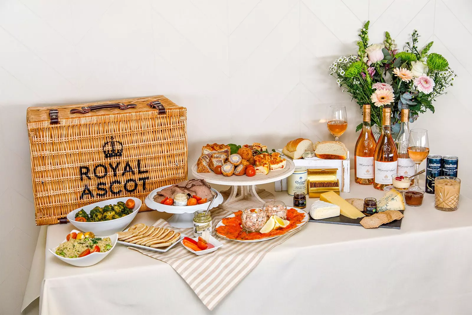 Cesta Royal Ascot con embutidos, tabla de quesos y champán