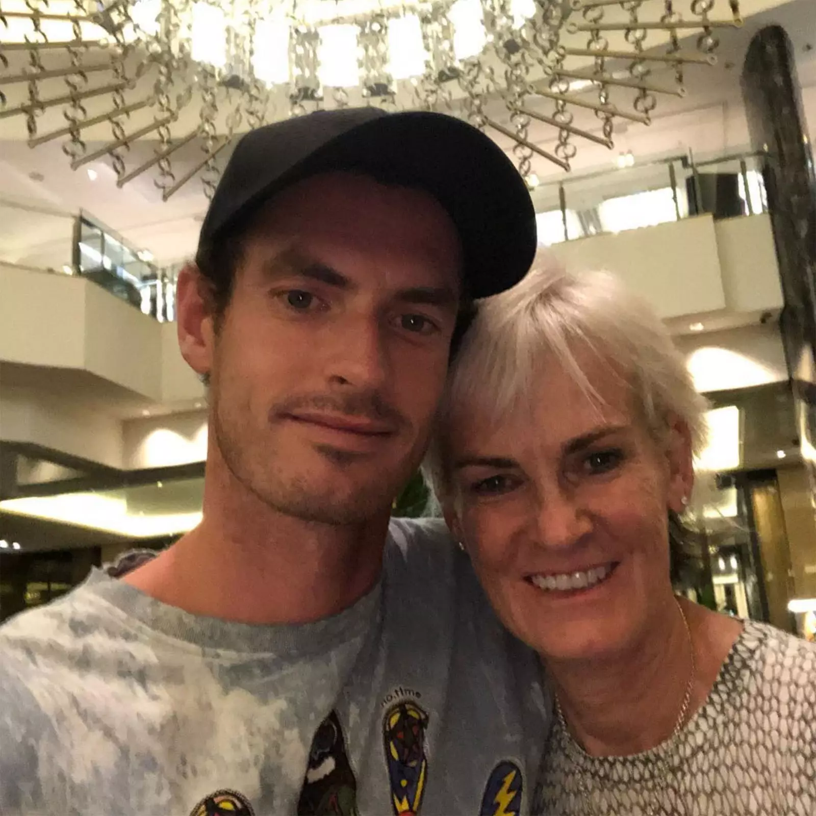 Andy Murray saam met sy ma Judy Murray